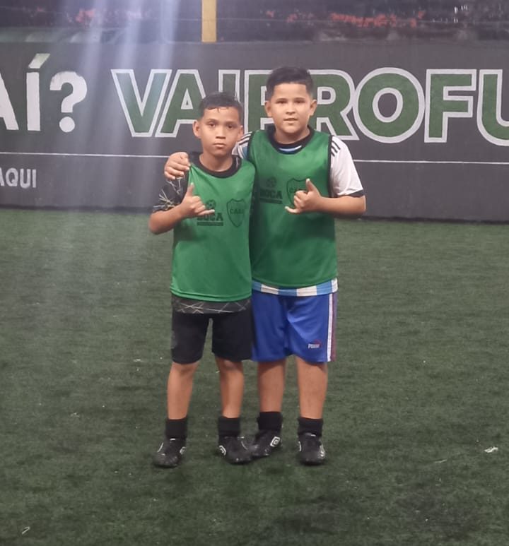 Pelo sonho de jogar futebol, meninos ajudam a família nas feiras livres ...