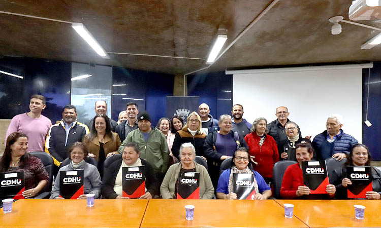Cidade Legal entrega títulos a moradores do Aguapeu - Jornal da Orla